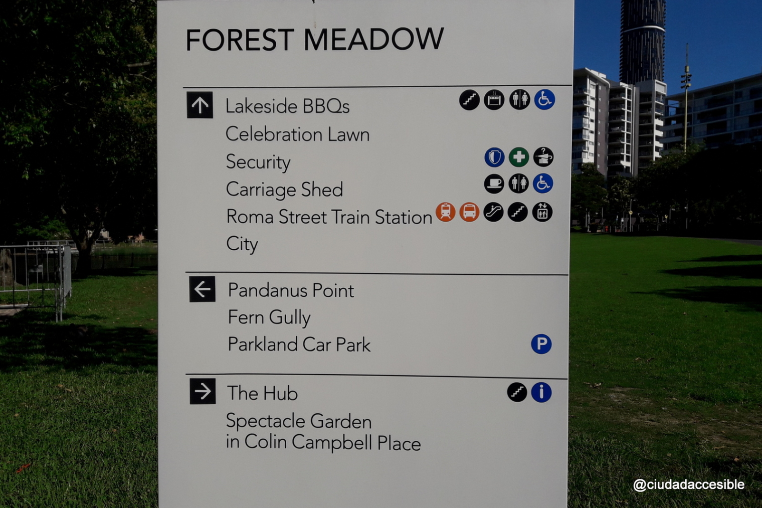letrero informativo en un parque - Corporación Ciudad Accesible