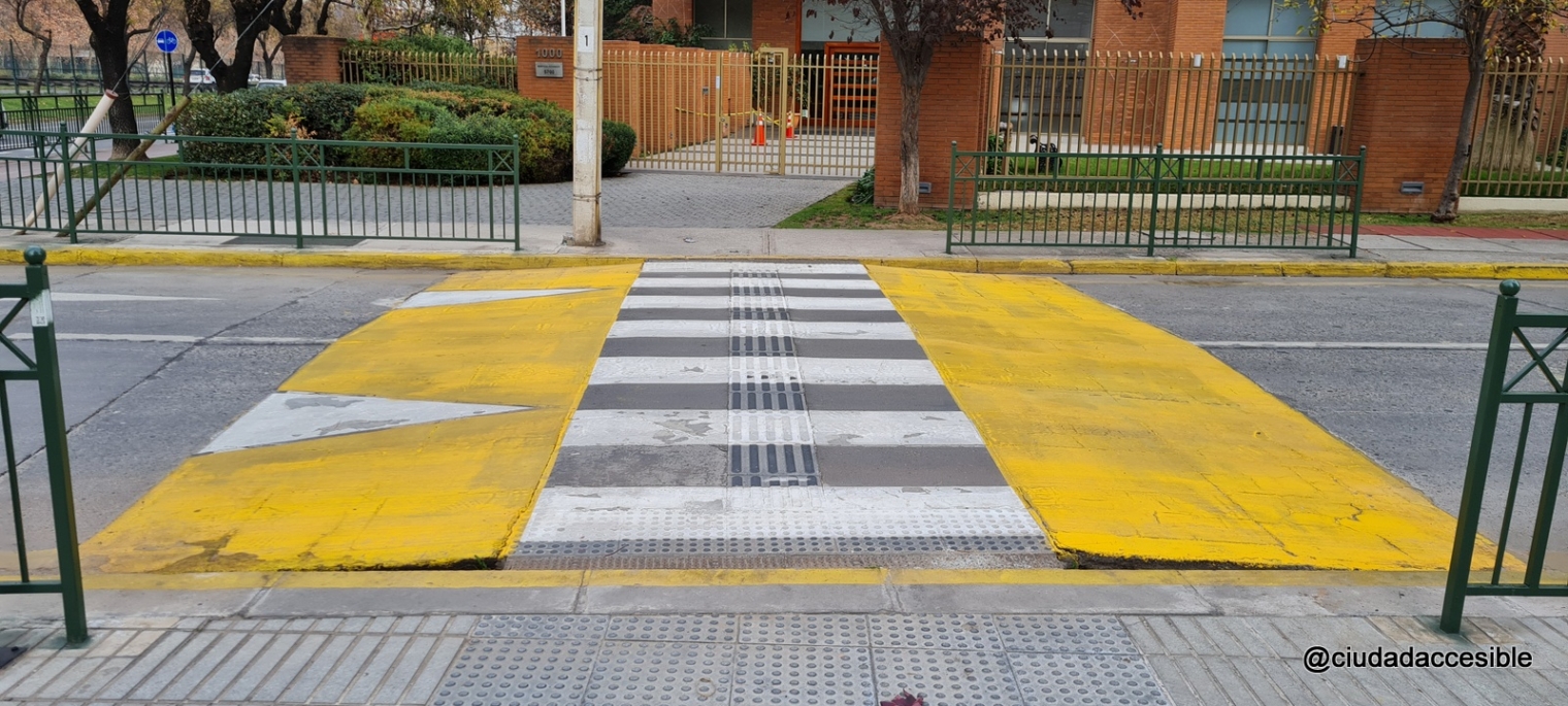 cruce peatonal continuo a nivel vereda - Corporación Ciudad Accesible